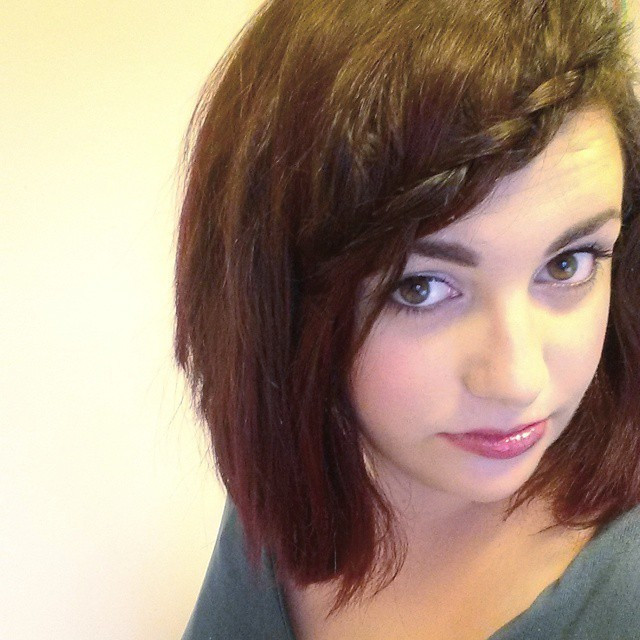 Comment dompter une frange trop longue ? - ElleAdore